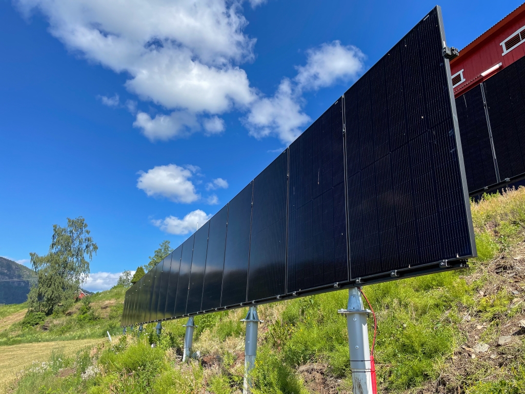 Solcellepanel på bakke og vegg - FS Energi
